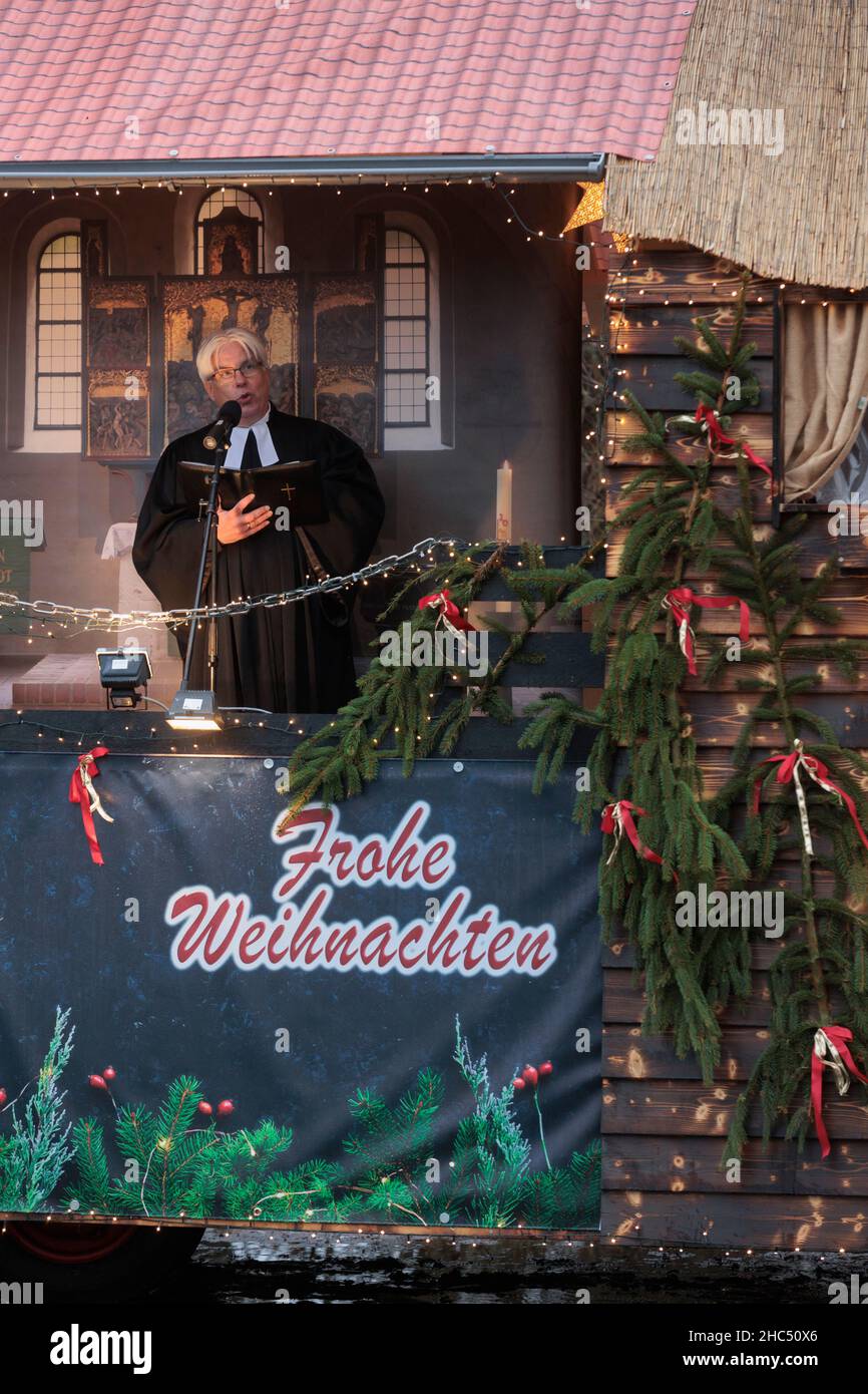 Stuhr, Germany. 24th Dec, 2021. On Christmas Eve, the Protestant pastor ...