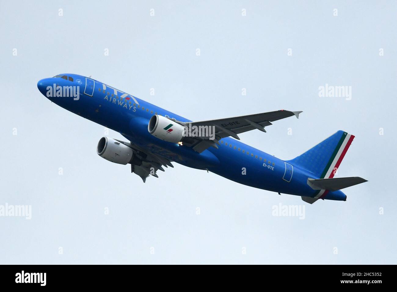 Airbus a320 216 code ity2044 hi-res stock photography and images - Alamy