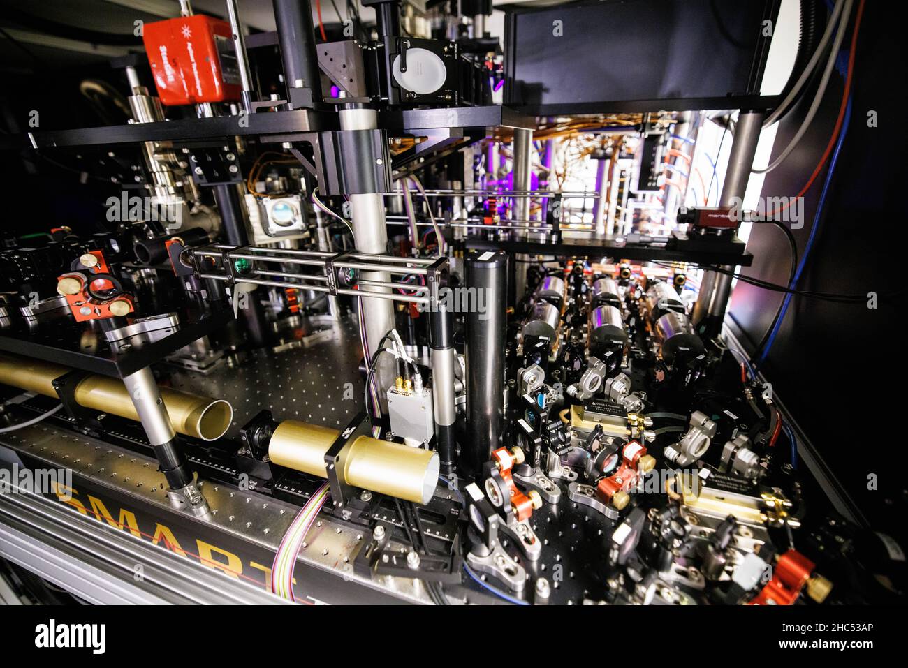 21 December 2021, Bavaria, Garching: The setup of the quantum simulator ...