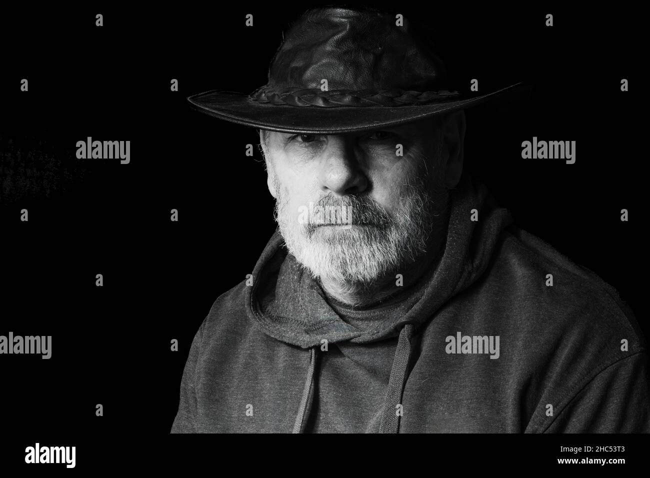 Low key portrait old man hi-res stock photography and images - Alamy