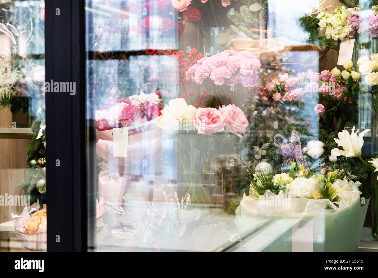 florist shop window with bouquets on the shelves Stock Photo - Alamy