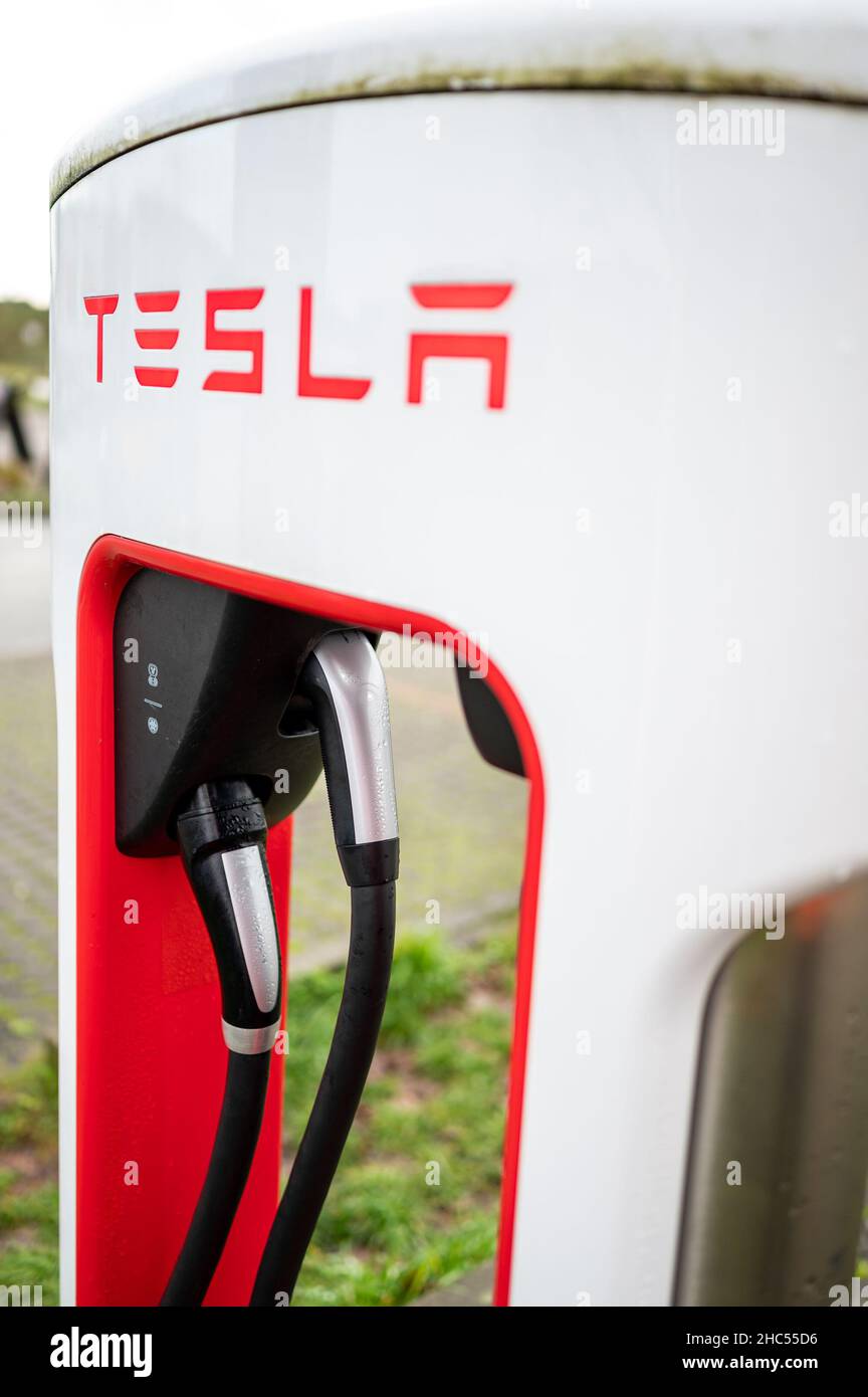 Bispingen, Germany. 13th Dec, 2021. A Tesla fast charging station ...