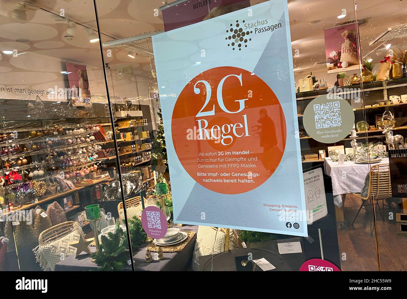 Munich, Germany. 24th Dec, 2021. Control of the 2G rule in retail in ...