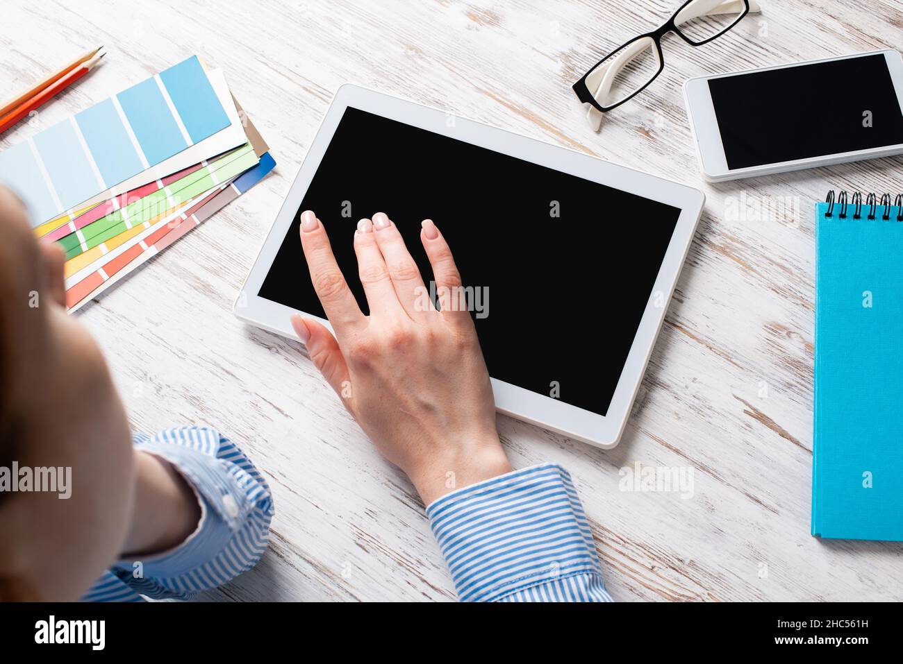 Business lady using tablet computer at desk Stock Photo - Alamy