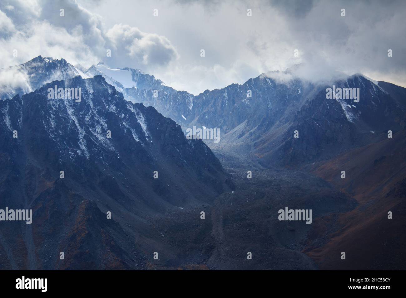 Mountain landscape high gray hi-res stock photography and images - Alamy