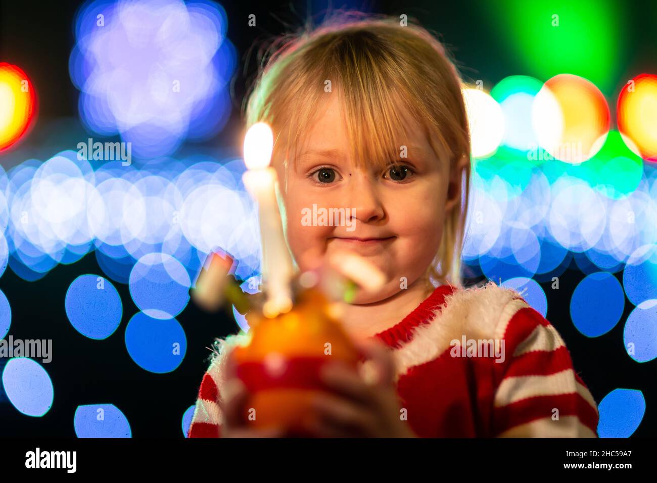 Old Hill, West Midlands, UK. 24th Dec, 2021. 4-year-old Harlow Leigh ...