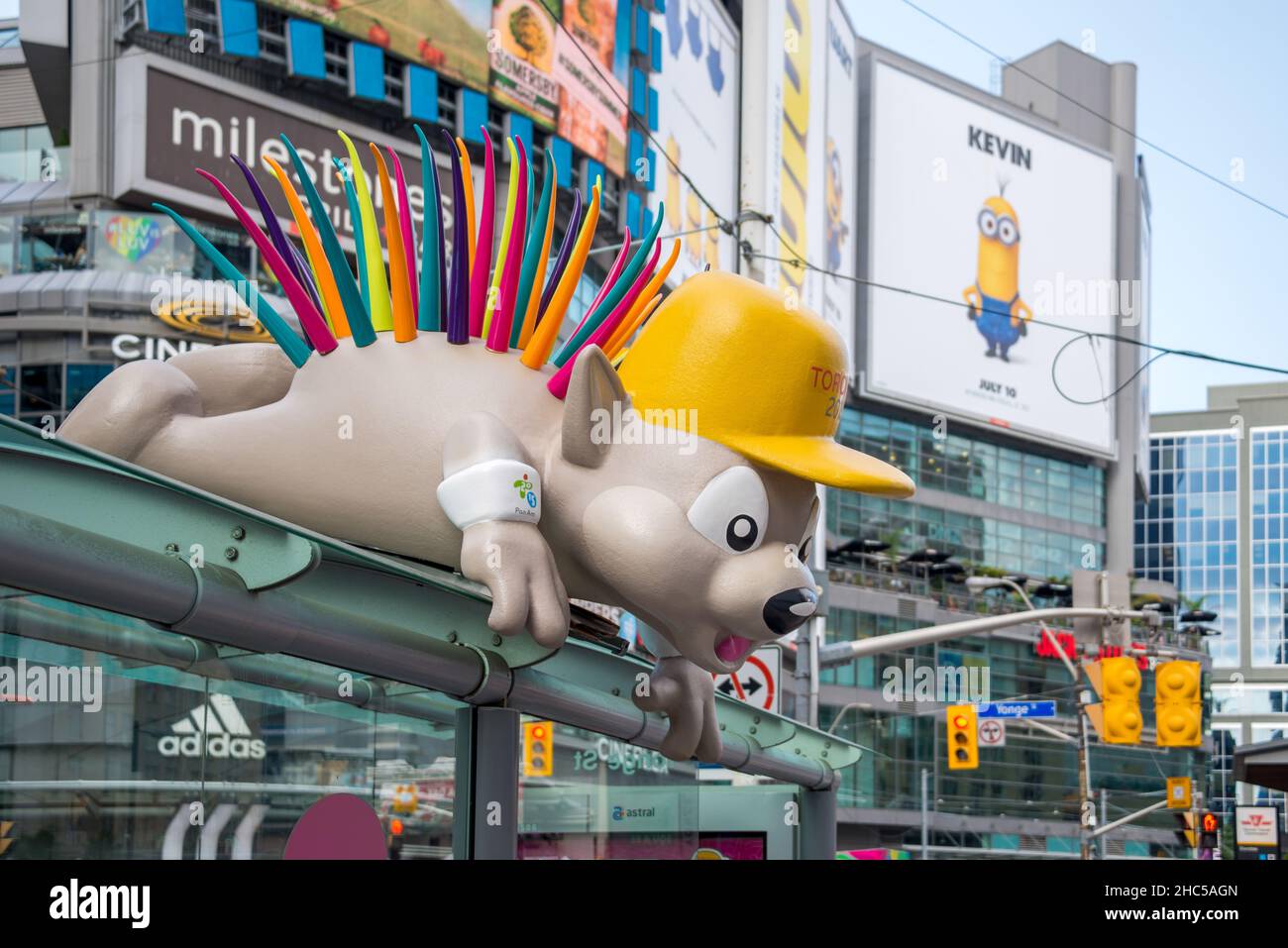 Children with mascot hi-res stock photography and images - Alamy