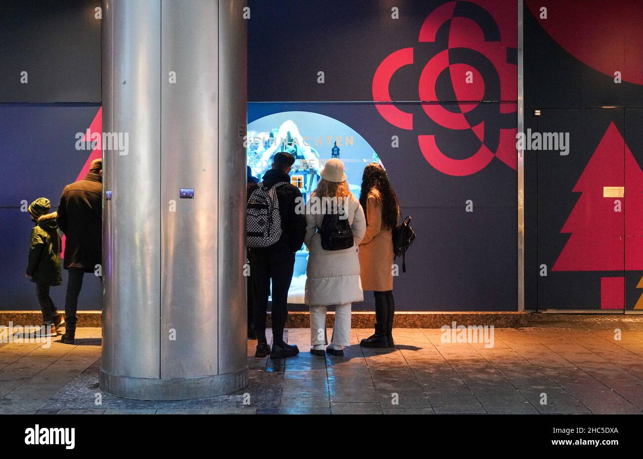Child department store hi-res stock photography and images - Alamy
