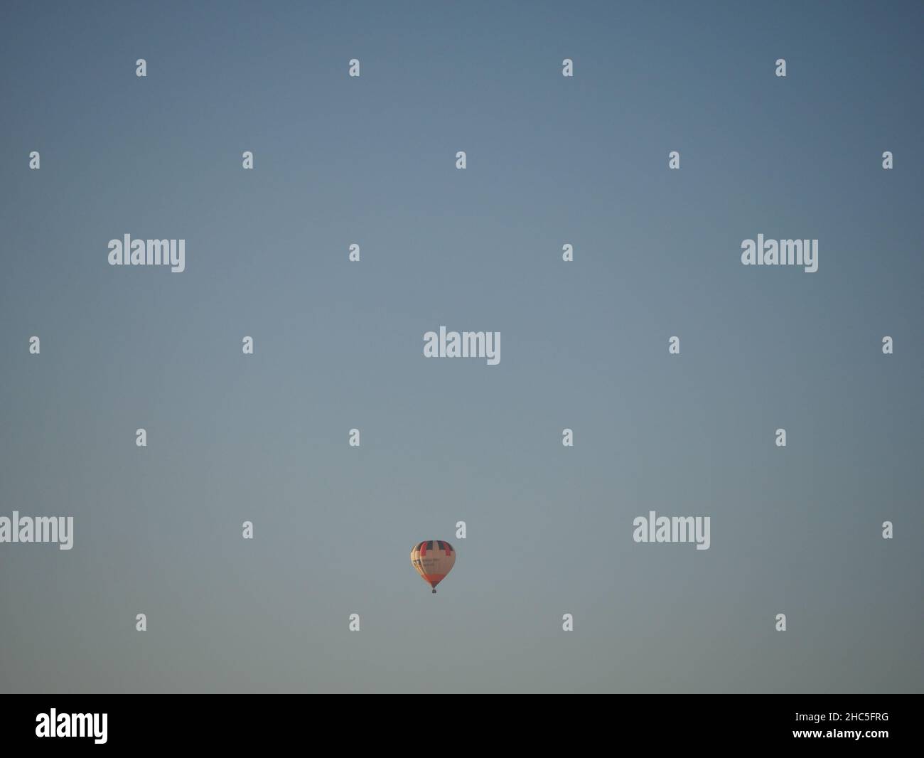 Single air balloon on a clear blue sky - backdrop with space for text ...