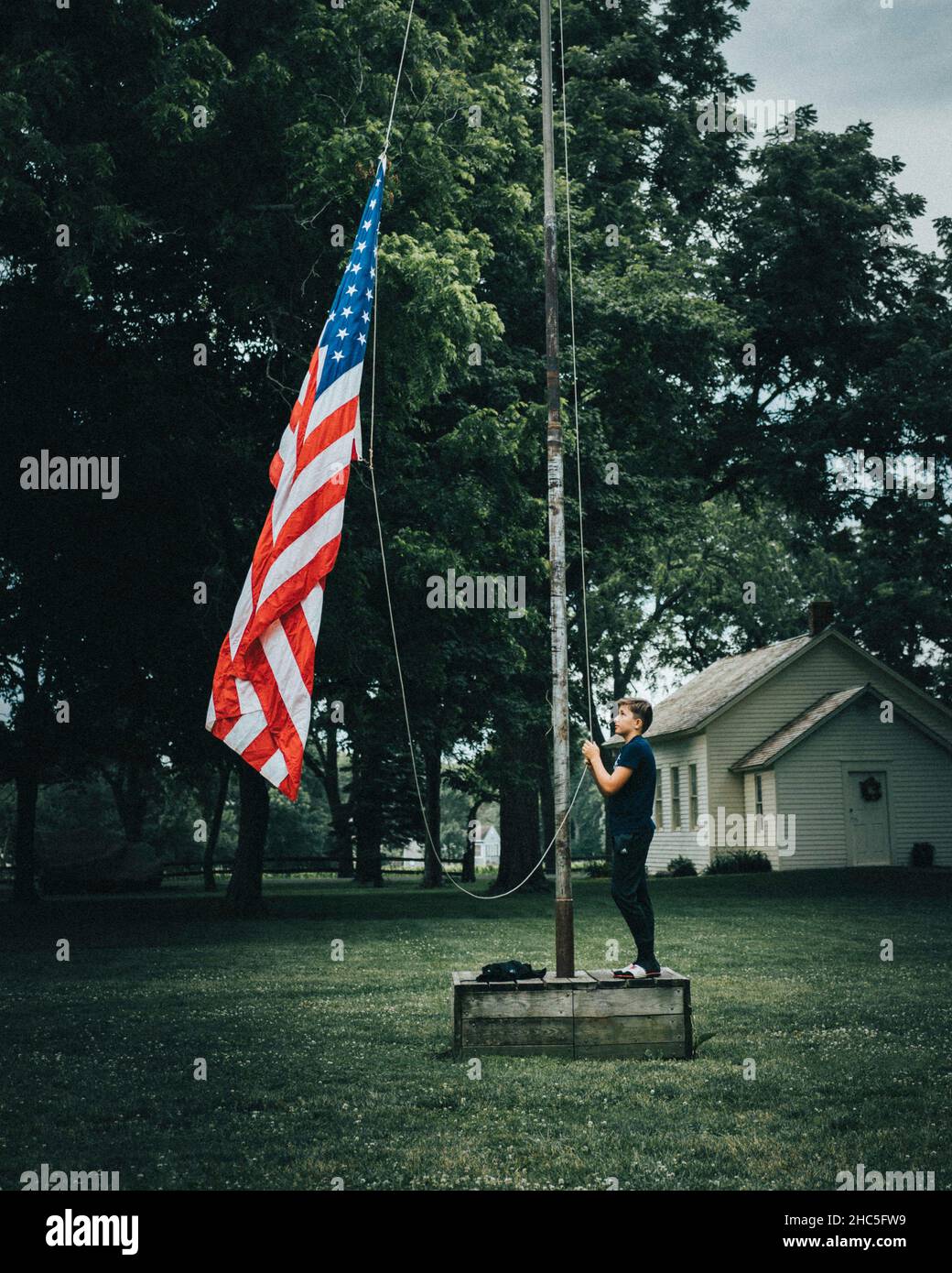 Raising flag united states hi-res stock photography and images - Alamy
