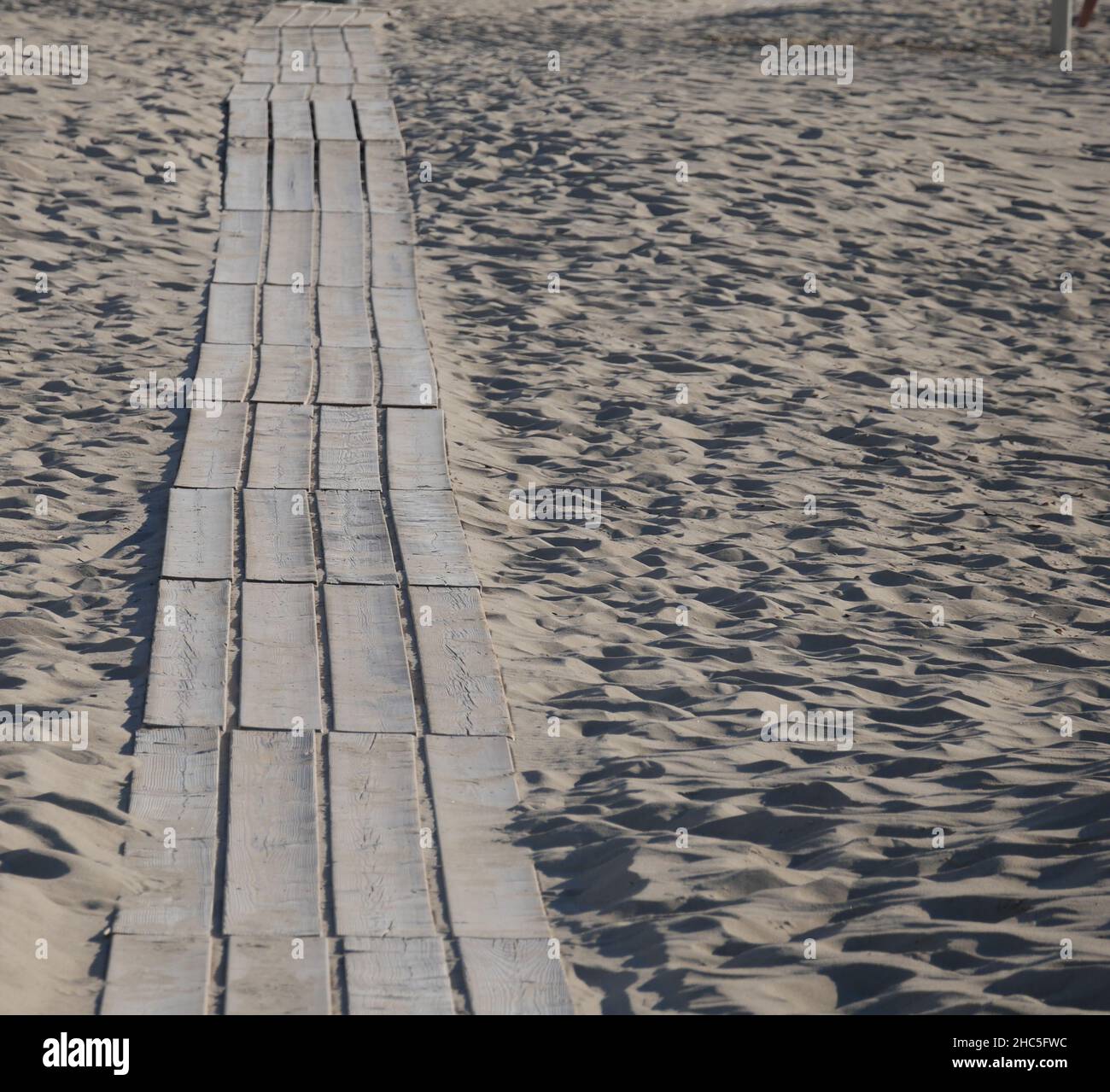 Narrow path to beach hi-res stock photography and images - Alamy