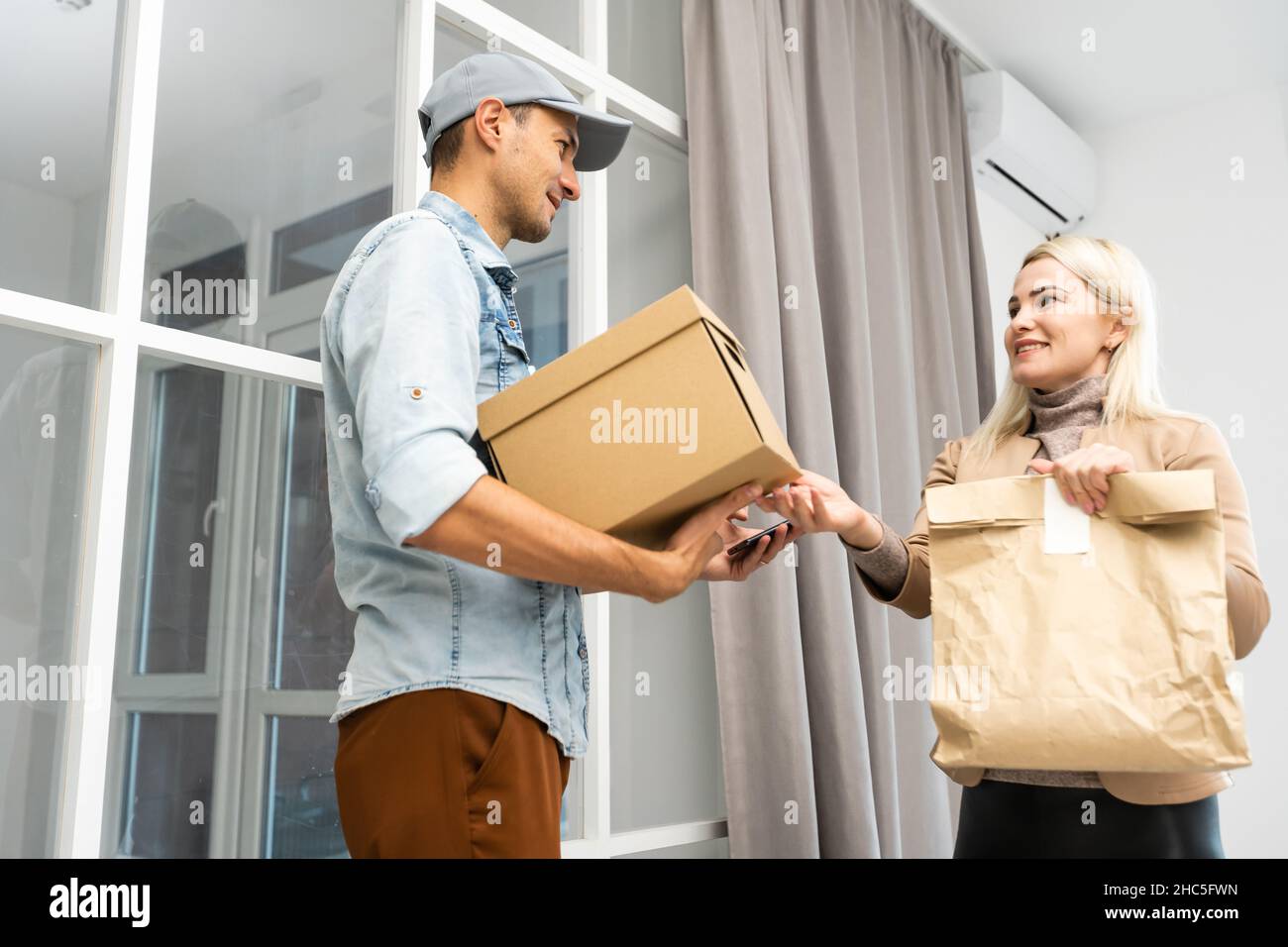 Manual handling safety hi-res stock photography and images - Alamy