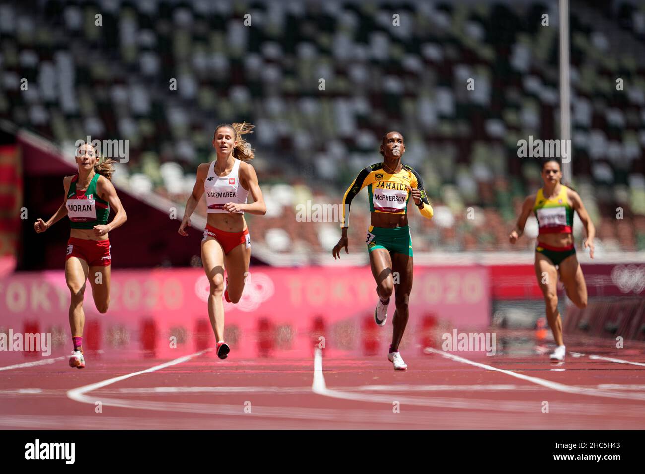 Stephenie Ann Mcpherson participating in the semi-final of the 400 ...