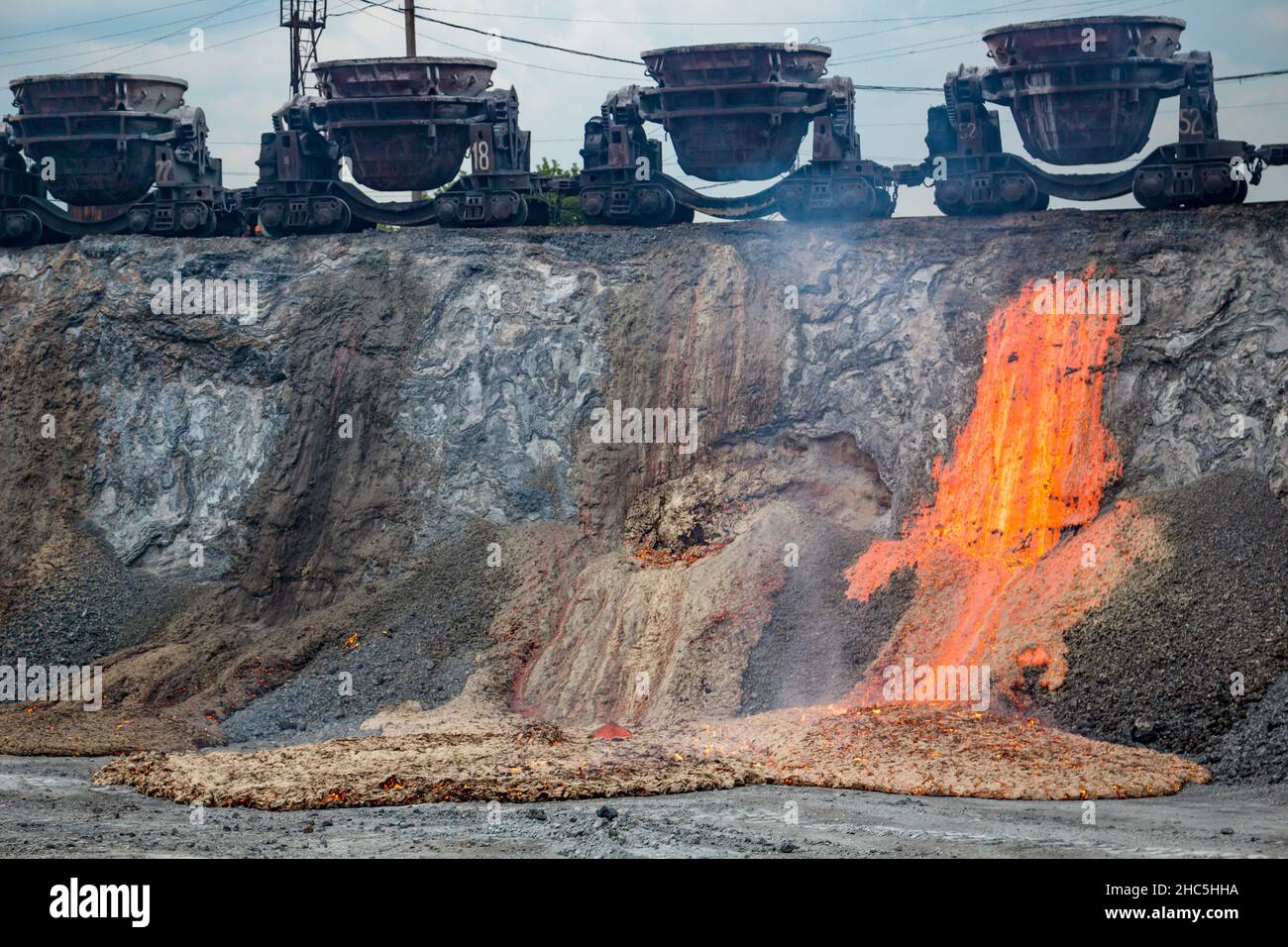 Sulfur melting hi-res stock photography and images - Alamy