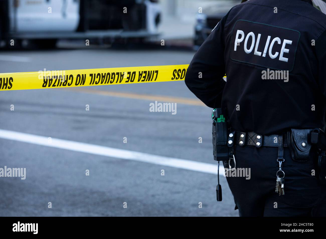 A police officer responds to the scene of an emergency Stock Photo - Alamy