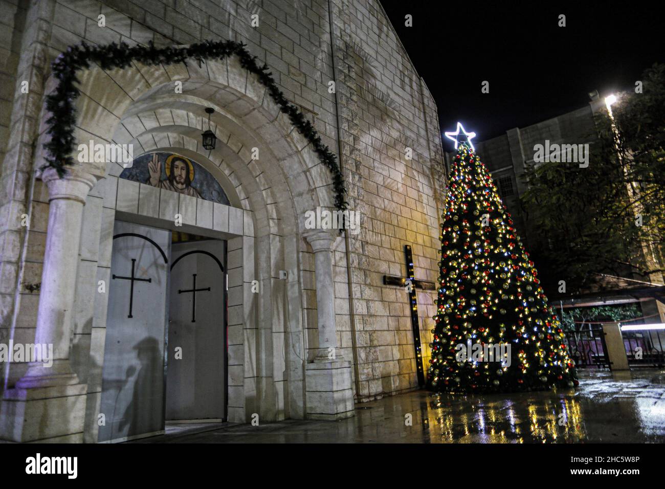 Gaza, Palestine. 24th Dec, 2021. Palestinian Christian Christmas tree ...