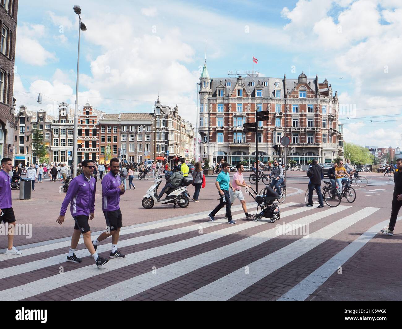 Busy street full of tourists in Amsterdam Stock Photo - Alamy