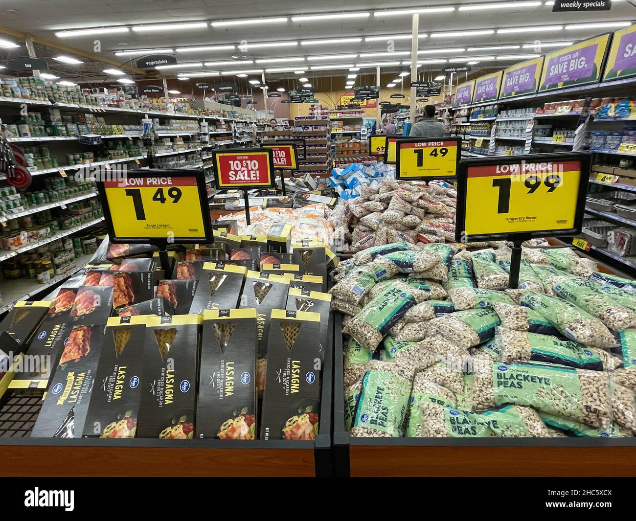 Kroger supermarket interior hi-res stock photography and images - Alamy