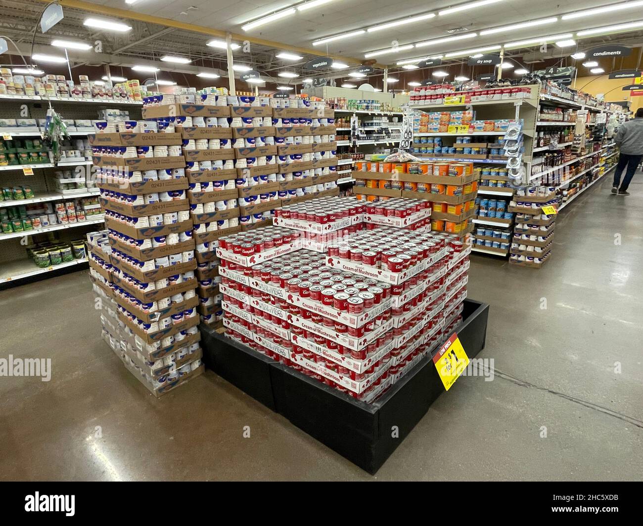 Kroger supermarket interior hi-res stock photography and images - Alamy