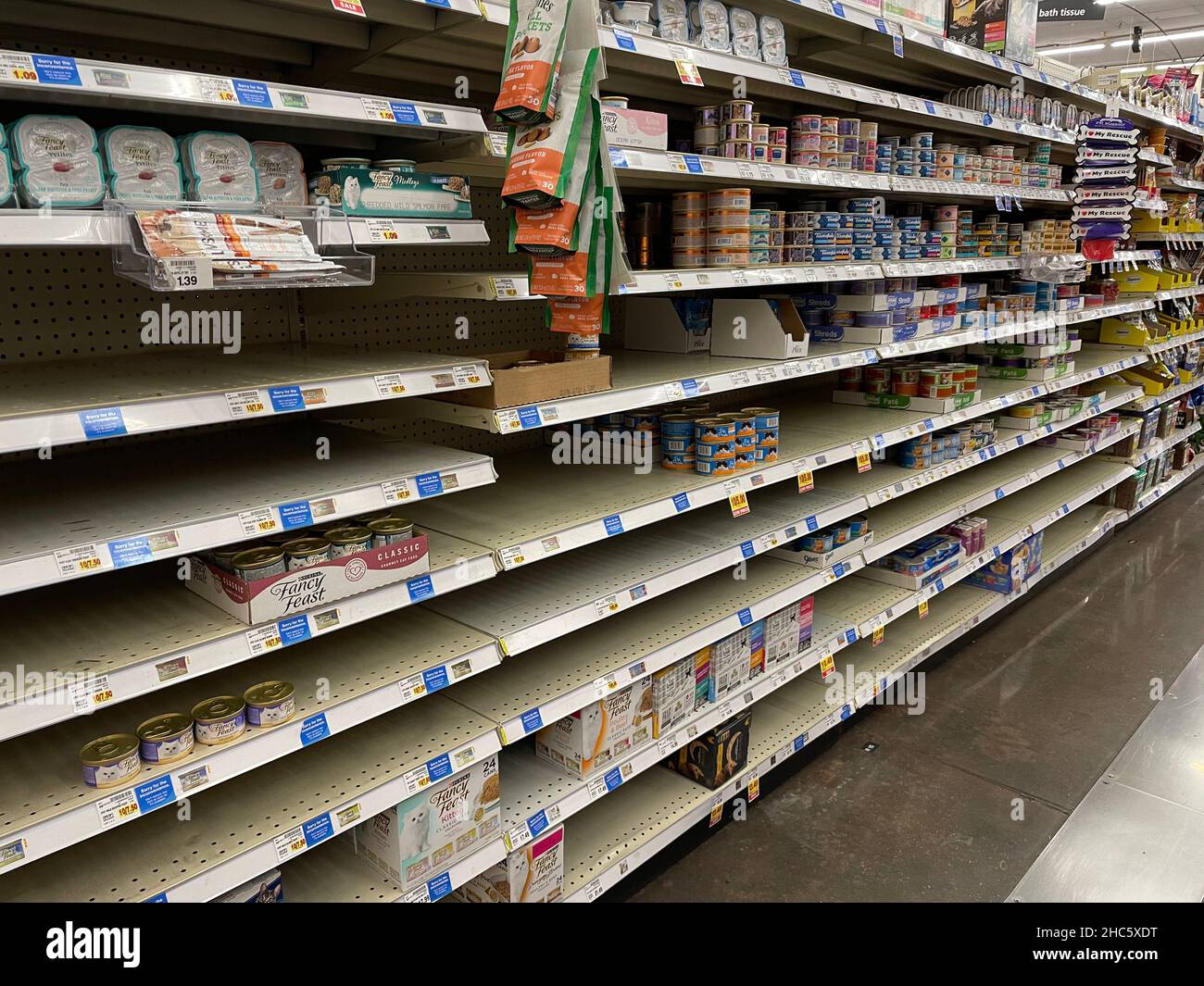Kroger supermarket interior hi-res stock photography and images - Alamy