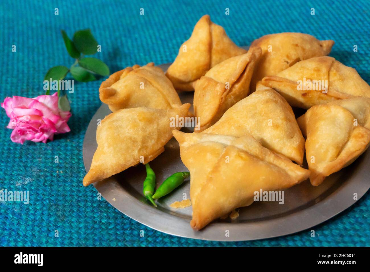 Samosa hi-res stock photography and images - Alamy
