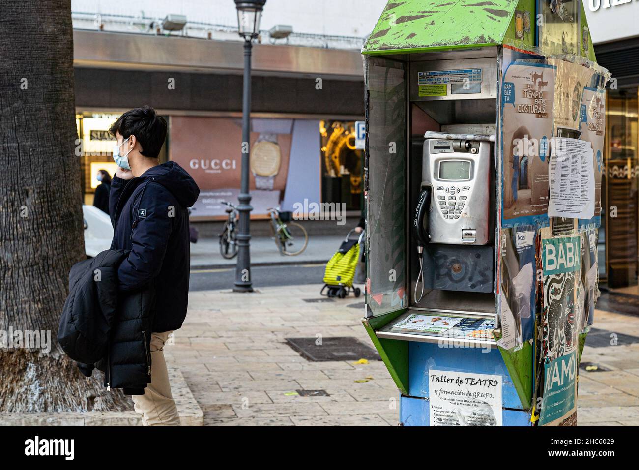 Man talking in a phone booth hi-res stock photography and images - Alamy