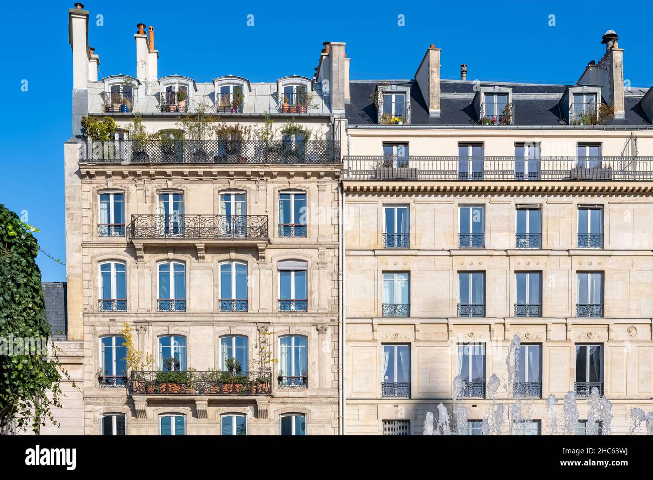 Paris, typical building, parisian facade rue de Rivoli Stock Photo - Alamy