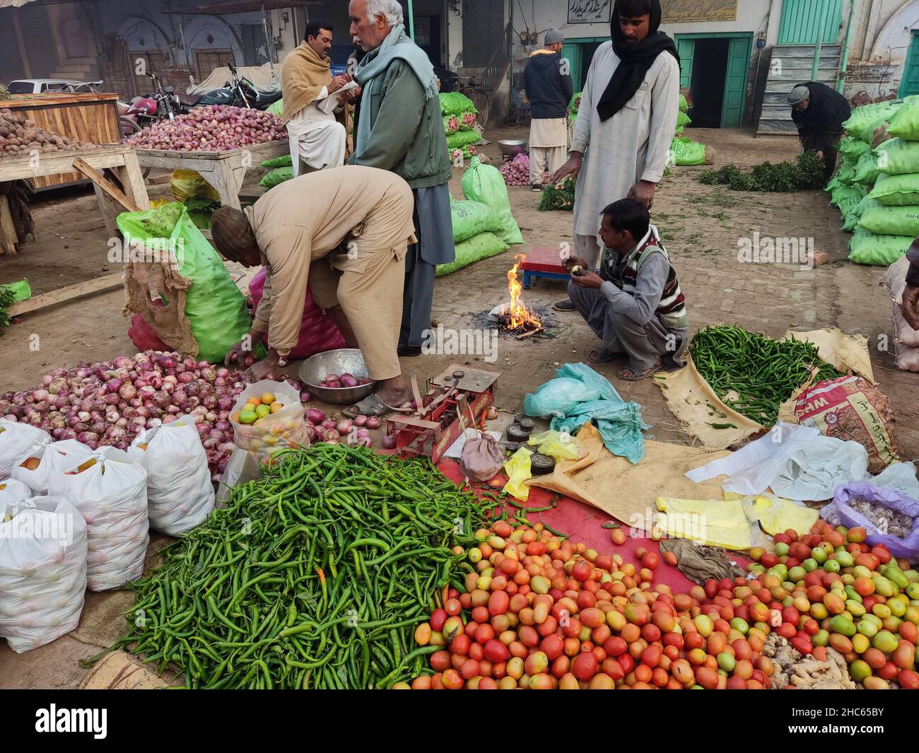 PICTURES OF PAKISTAN FRUITS AND VEGETABLES MARKET ,PEOPLE ARE SELLING ...