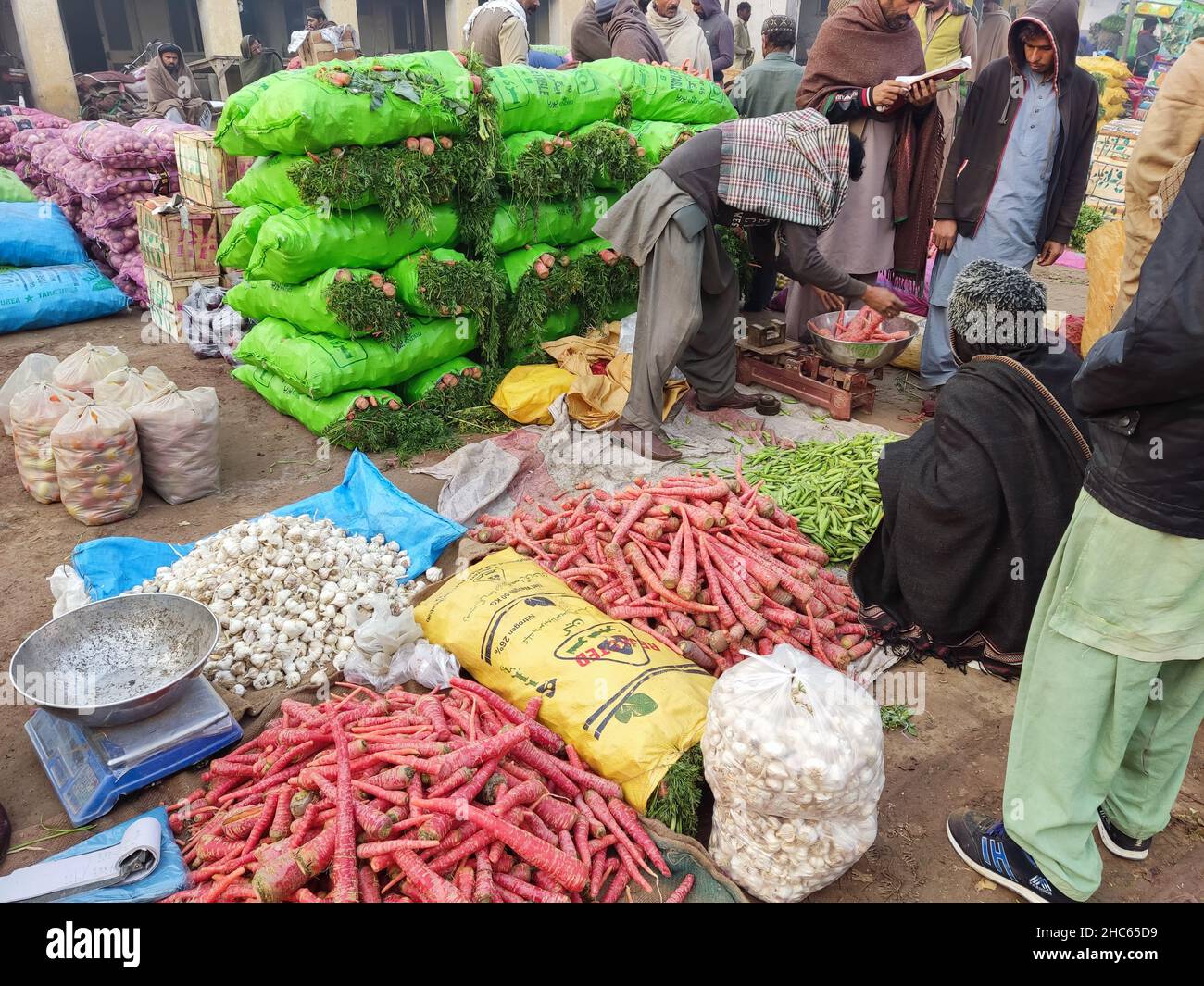 PICTURES OF PAKISTAN FRUITS AND VEGETABLES MARKET ,PEOPLE ARE SELLING ...