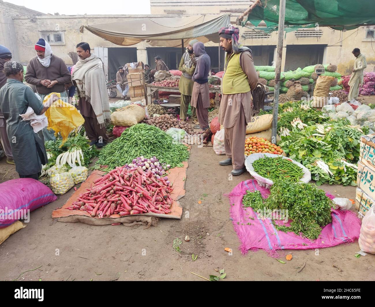 PICTURES OF PAKISTAN FRUITS AND VEGETABLES MARKET ,PEOPLE ARE SELLING ...