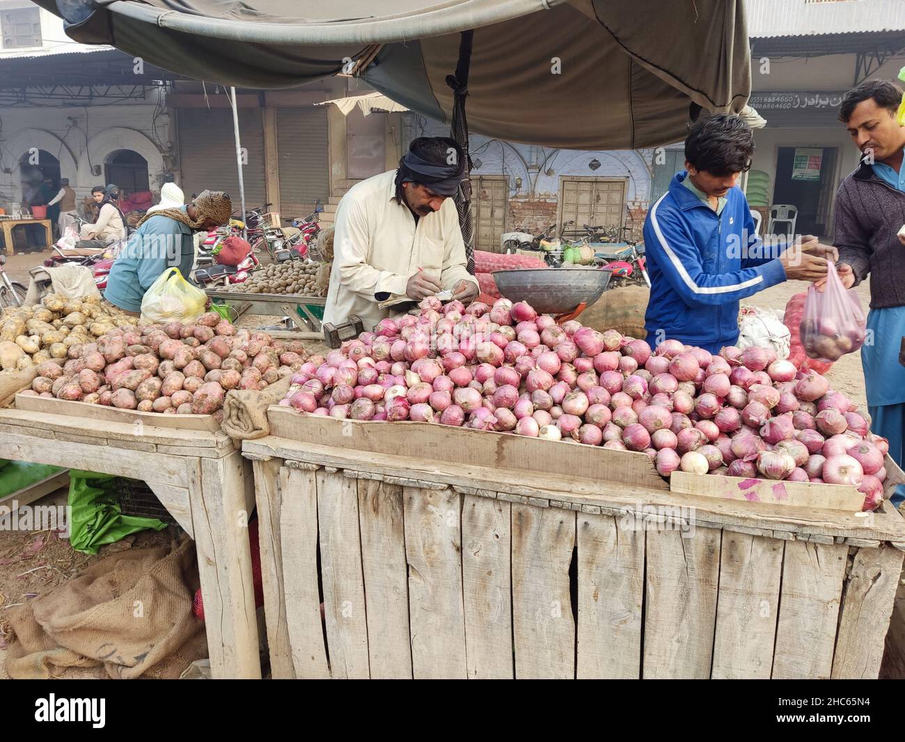 PICTURES OF PAKISTAN FRUITS AND VEGETABLES MARKET ,PEOPLE ARE SELLING ...