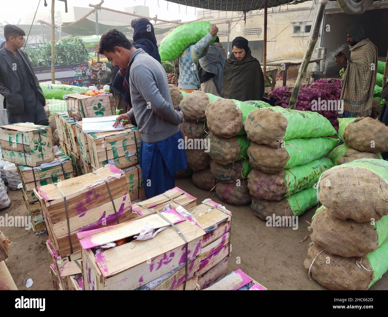 Fruit vegetable market in pakistan hi-res stock photography and images ...