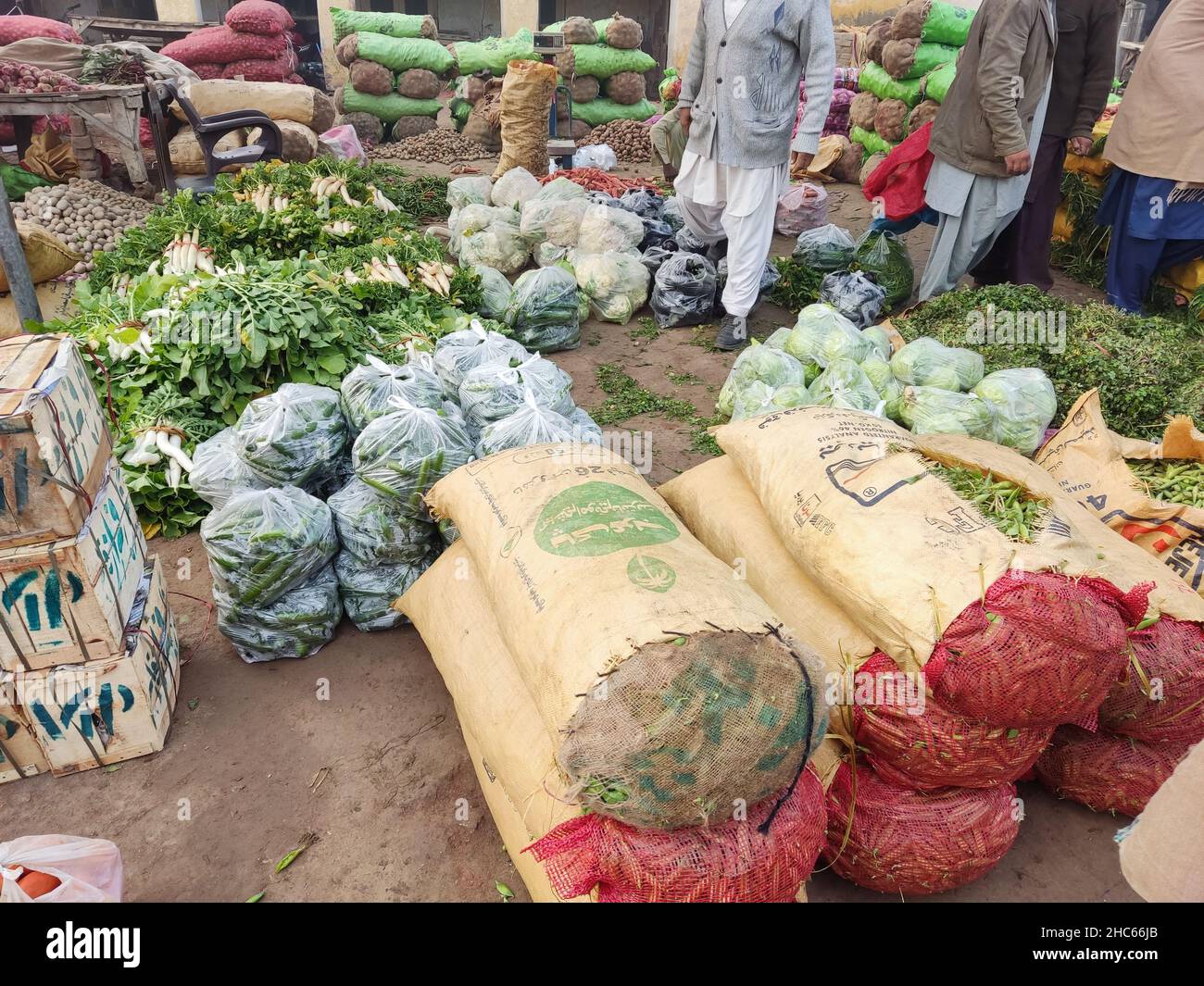 PICTURES OF PAKISTAN FRUITS AND VEGETABLES MARKET ,PEOPLE ARE SELLING ...