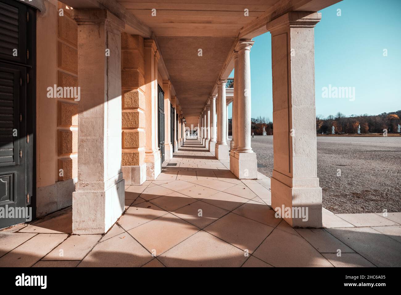 Columns outside exterior hi-res stock photography and images - Alamy