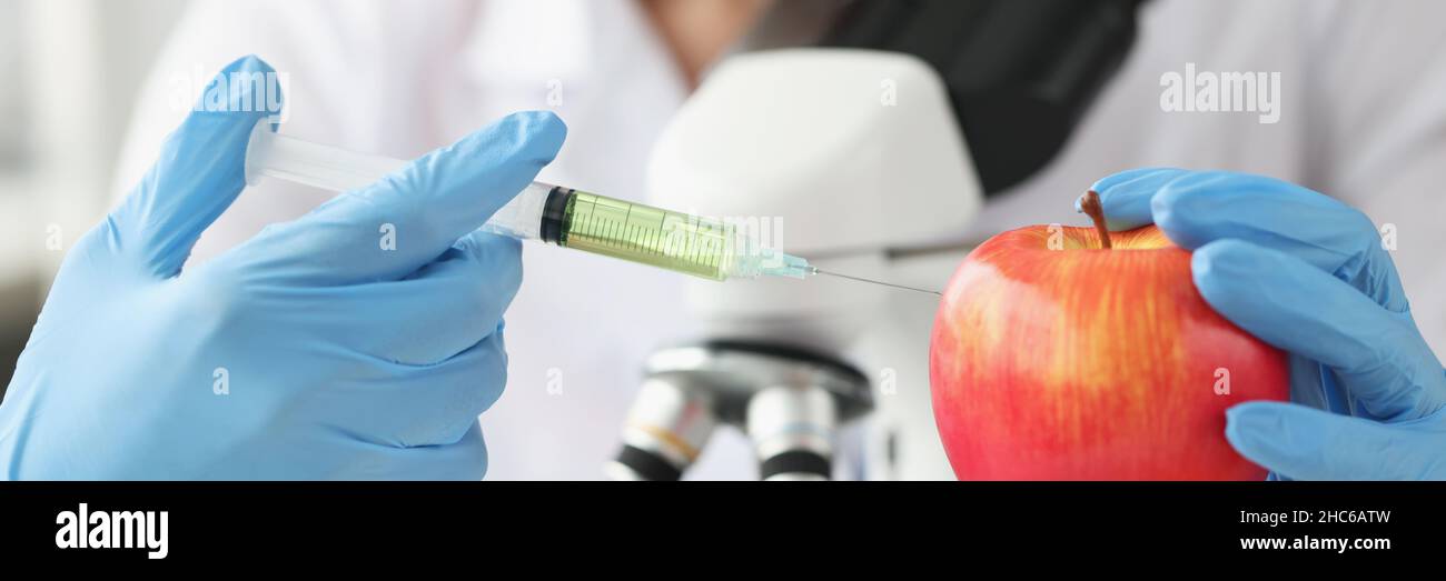 Doctor makes injection in syringe hi-res stock photography and images ...