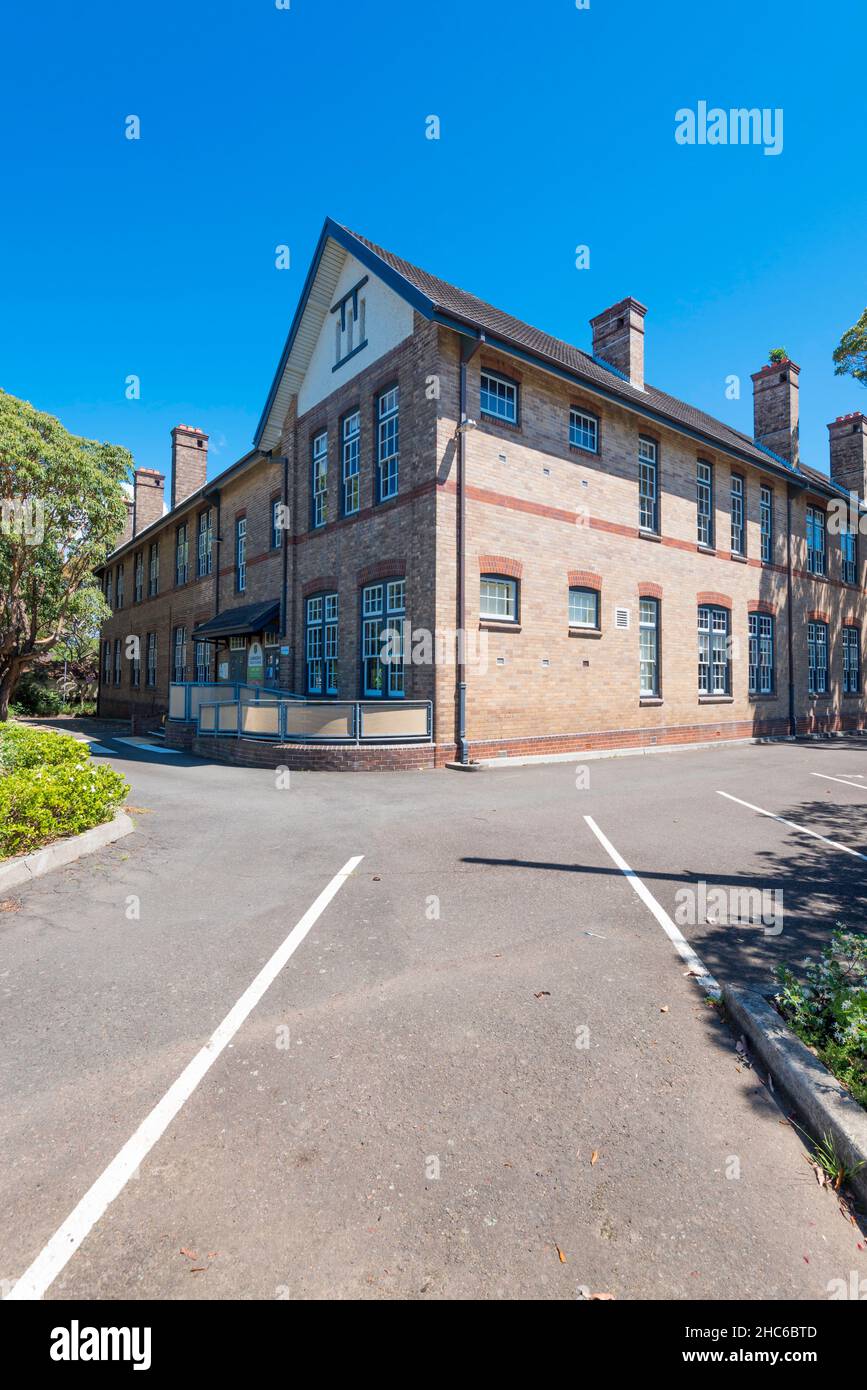 Two storey school building hi-res stock photography and images - Alamy