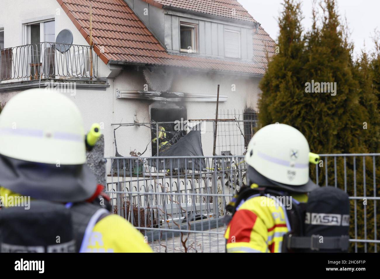 Freiberg Am Neckar, Germany. 25th Dec, 2021. Firefighters extinguish ...