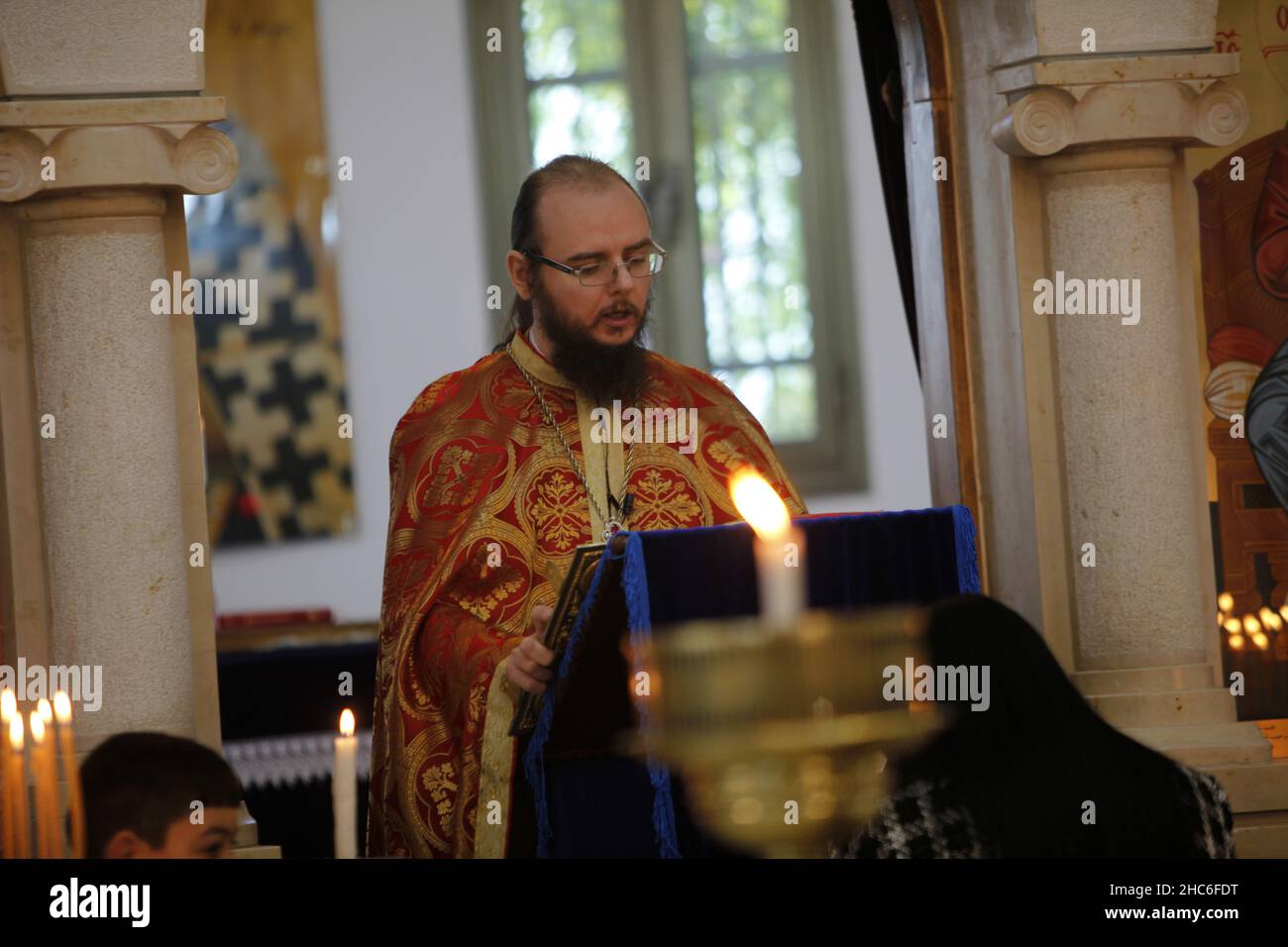 Nablus, West bank, Palestine. 25th Dec, 2021. An Orthodox priest prays ...