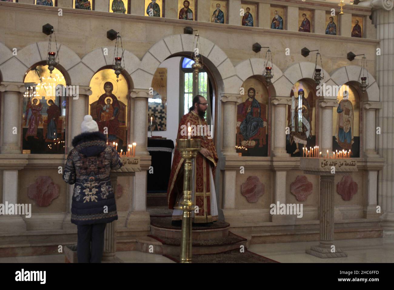 Nablus, West bank, Palestine. 25th Dec, 2021. An Orthodox priest prays ...