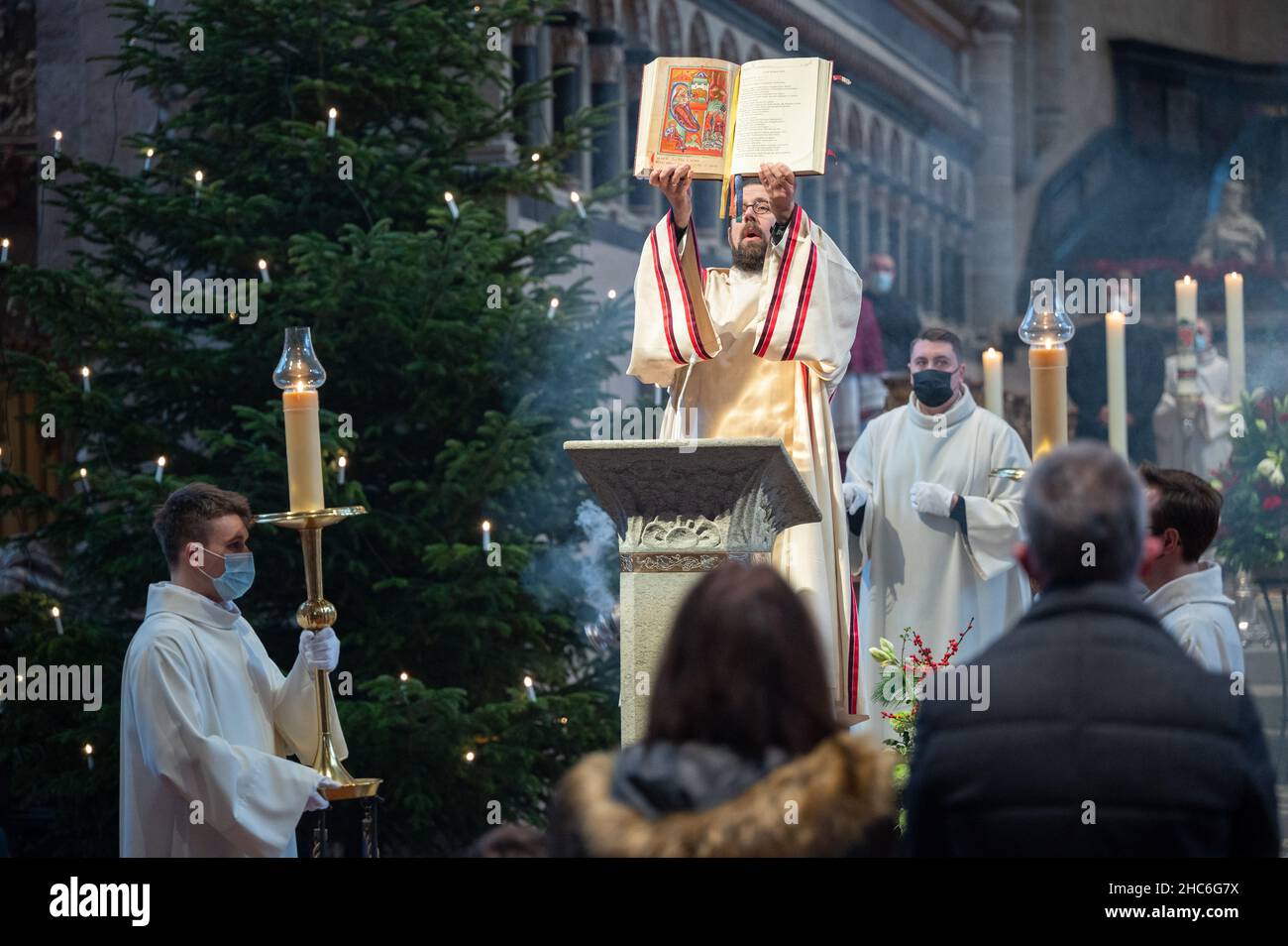 Trier, Germany. 25th Dec, 2021. Deacon David Bruch delivers the Gospel ...