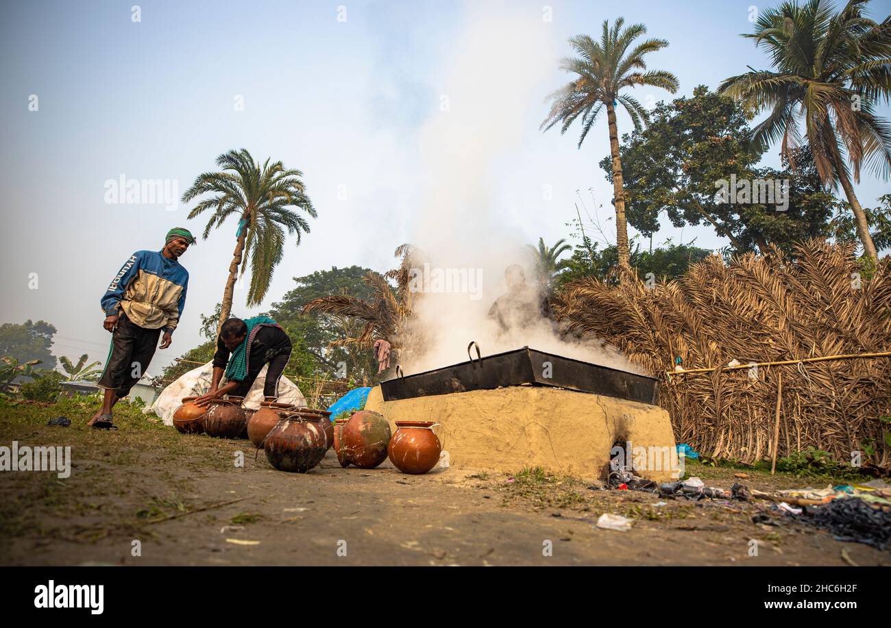Process Of Making KHEJUR GUR Stock Photo - Alamy