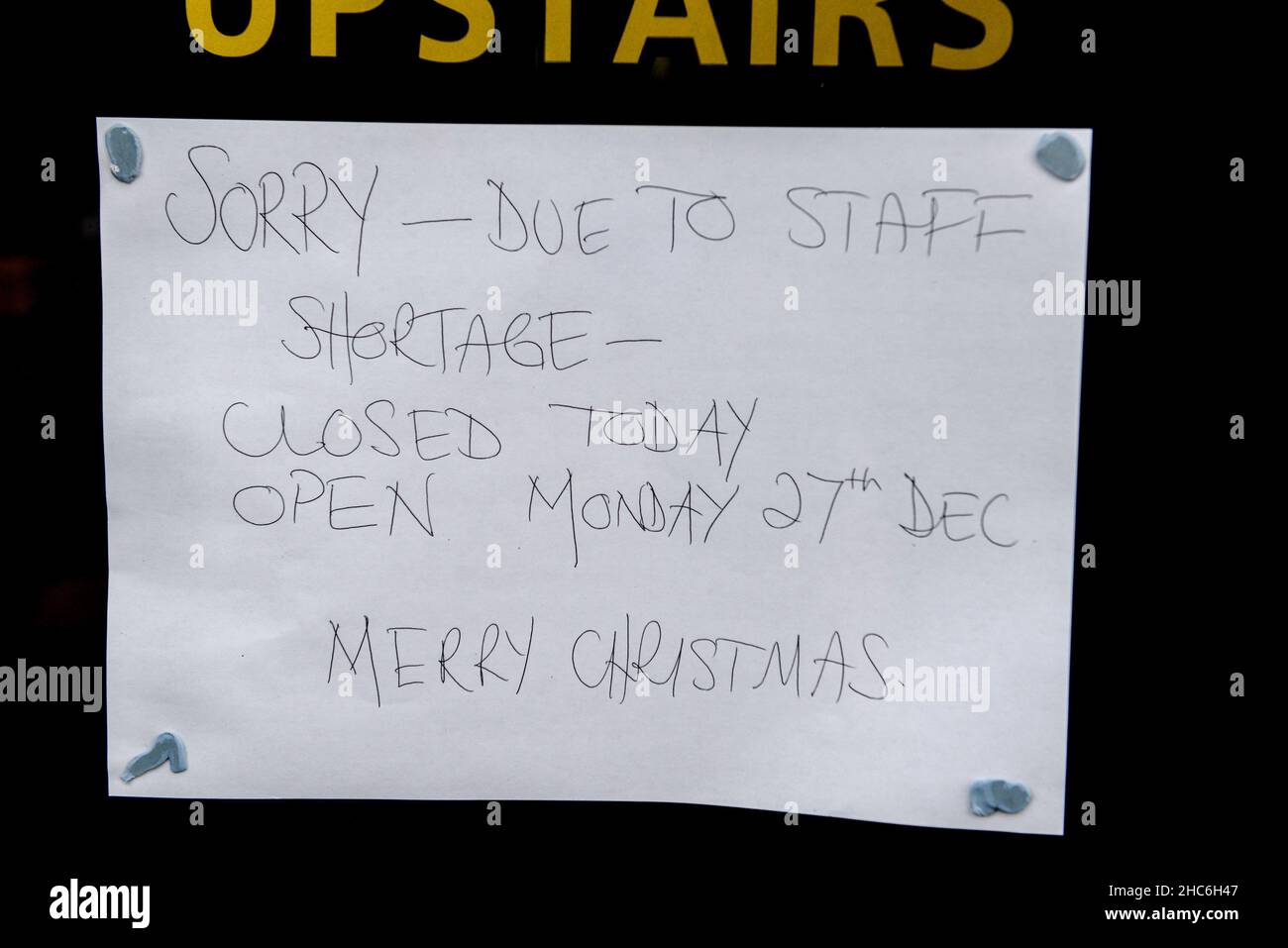 cambridge, england, UK, 24-12-2021. Typed sign in pub window advising ...