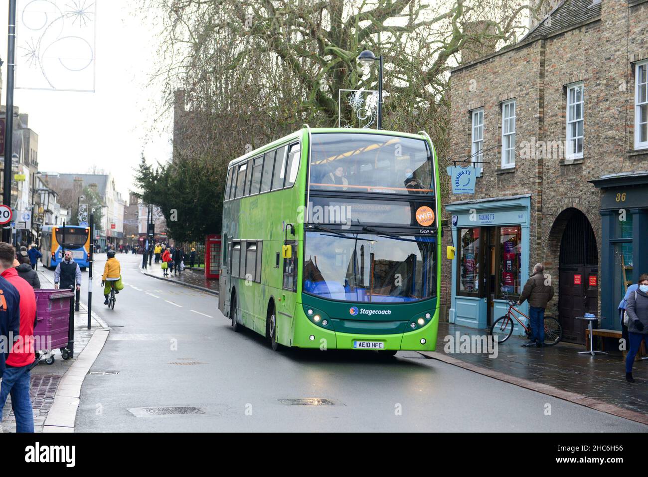 cambridge, england, UK, 24-12-2021.Eco Bus makes its way along busy ...
