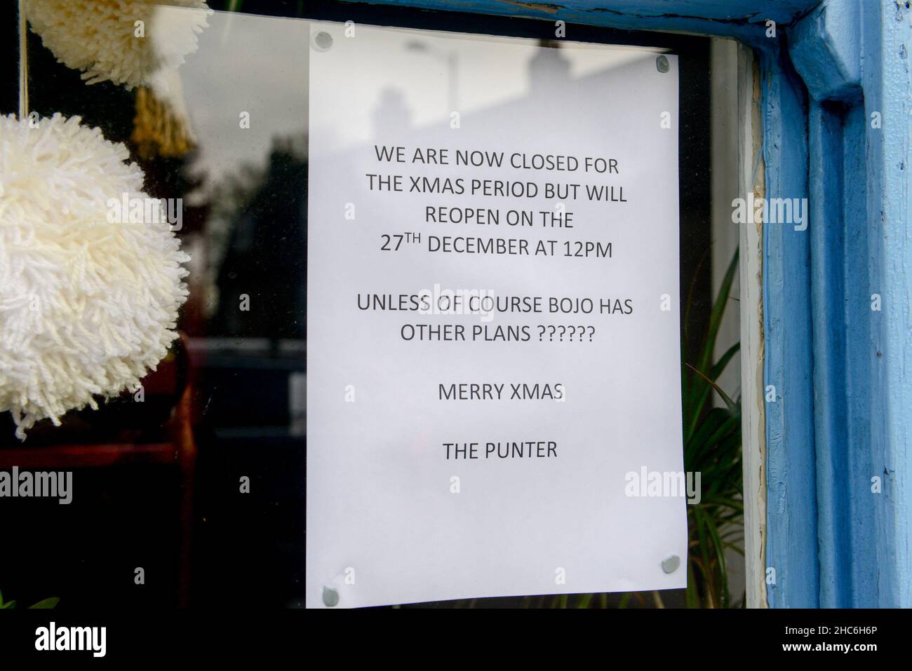 cambridge, england, UK, 24-12-2021. Typed sign in pub window advising ...