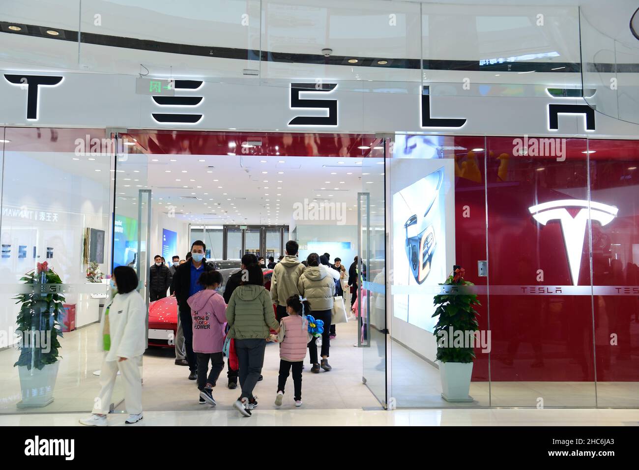 Tesla store customers hi-res stock photography and images - Alamy