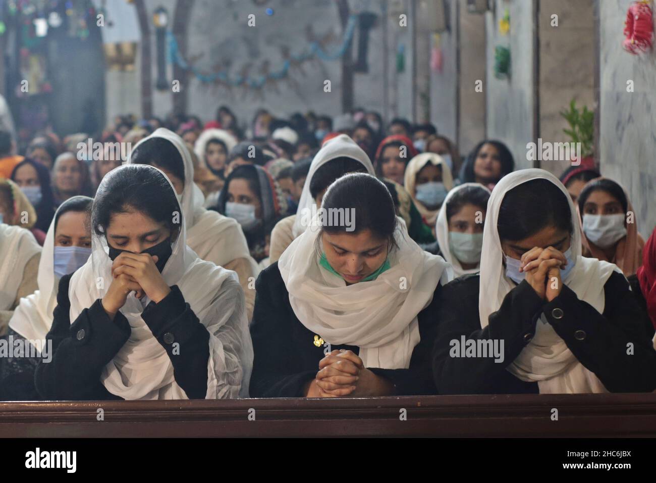 Lahore, Pakistan. 24th Dec, 2021. Pakistani Christian people attend the ...