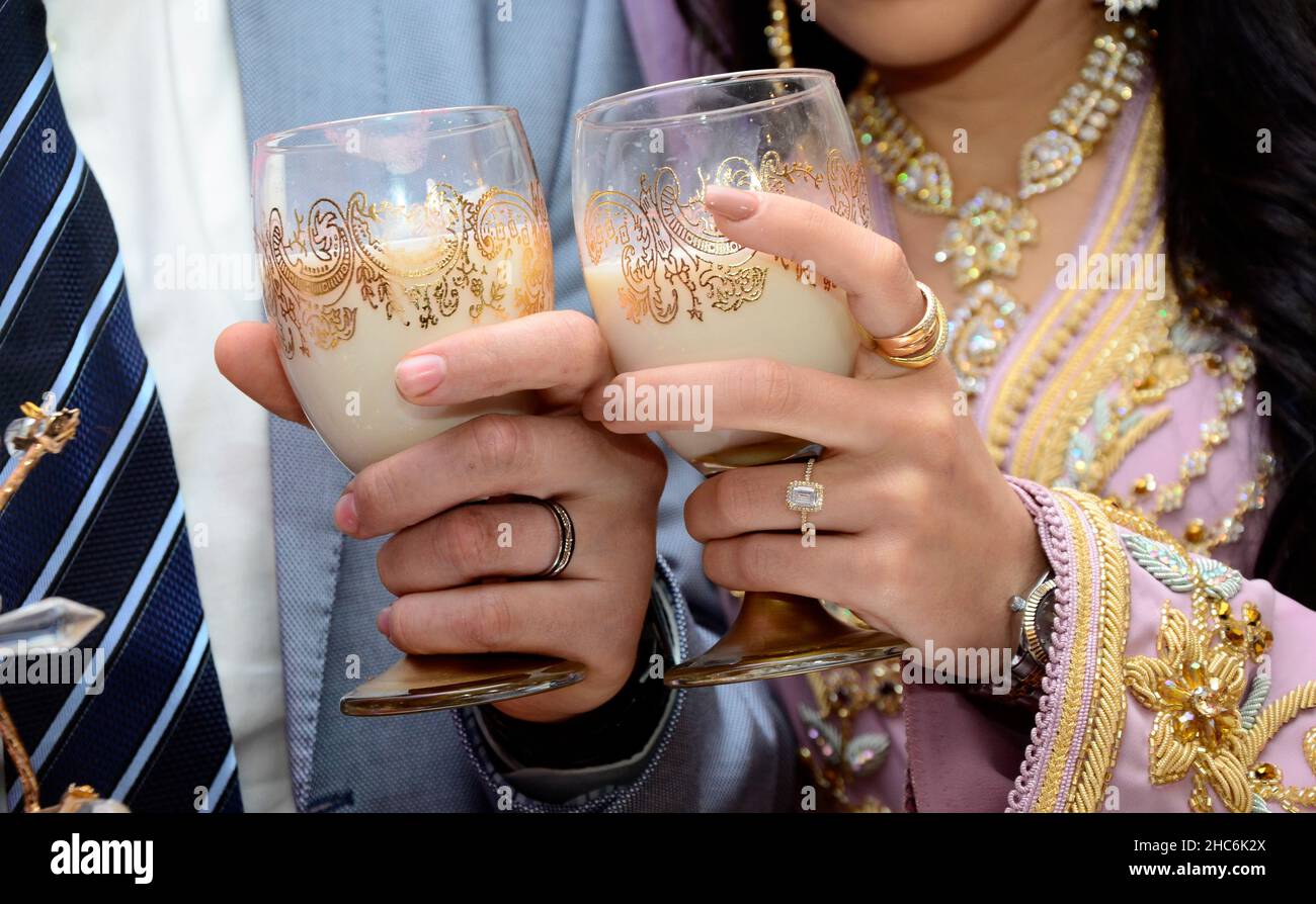 Muslim bride and groom asia hi-res stock photography and images - Alamy