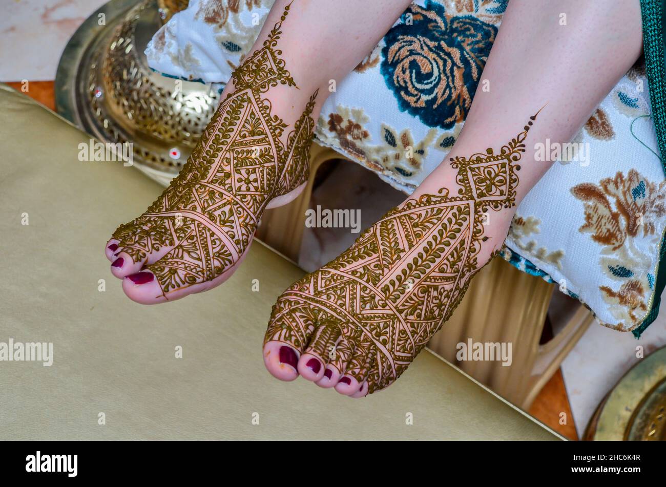 Mehendi. Master applying henna on model's leg Stock Photo - Alamy