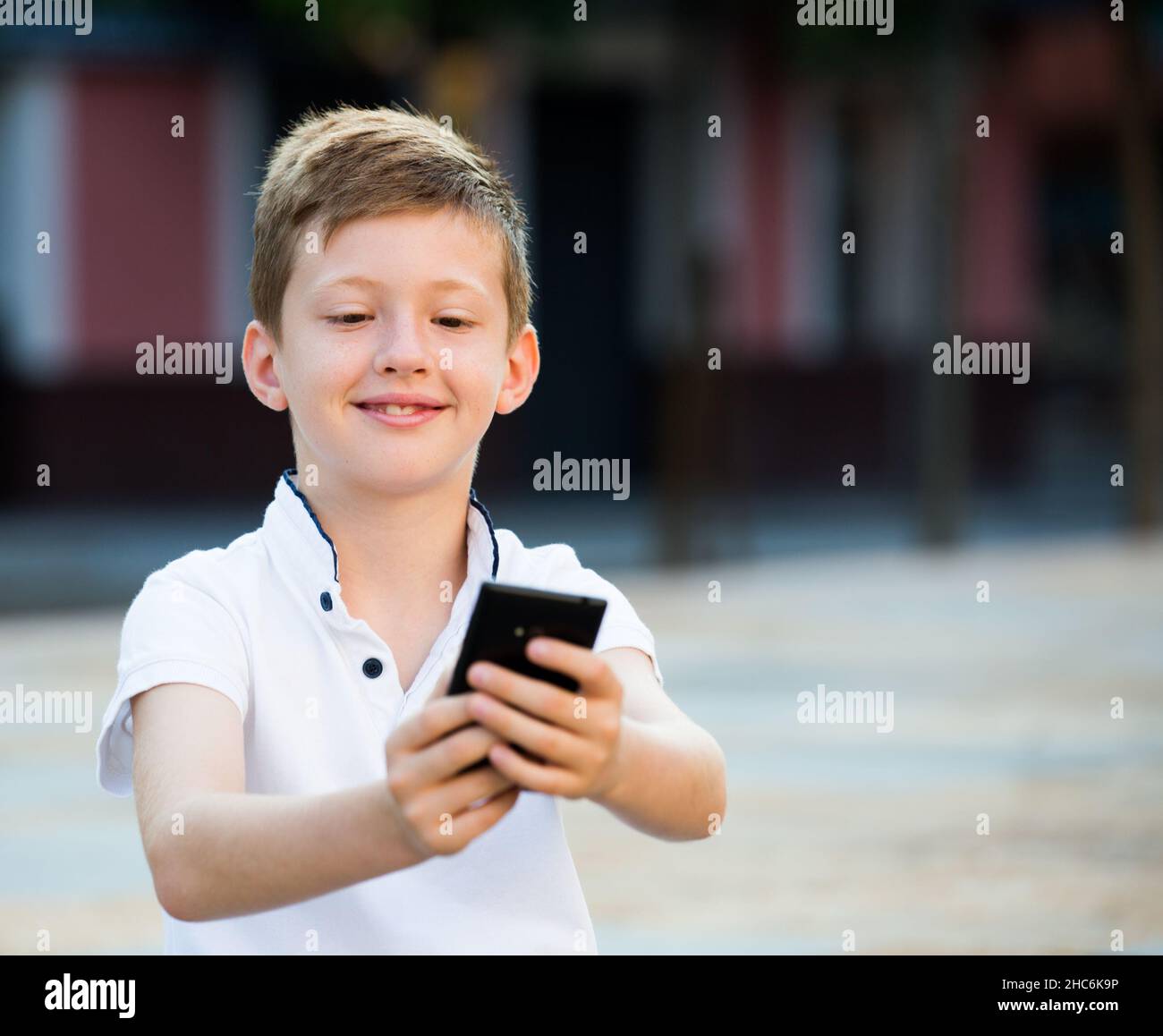 child playing with phone Stock Photo - Alamy