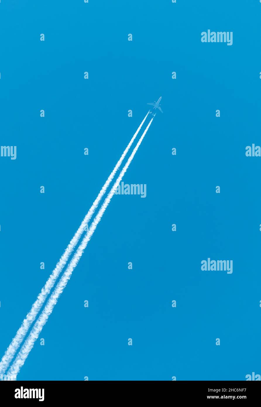 Airplane crossing cloud hi-res stock photography and images - Alamy